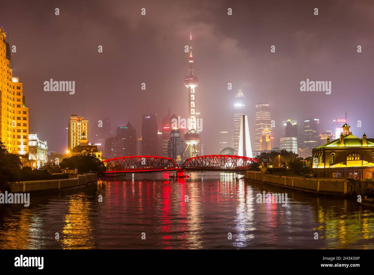 Night view of the Waibaidu Bridge over Suzhou Creek and the Lujiazui ...