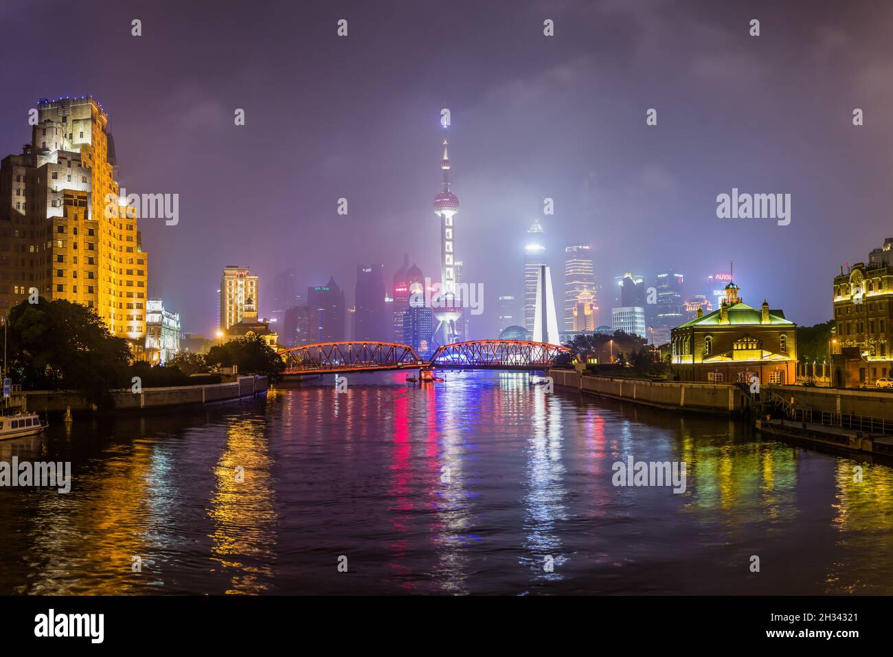 Night view of the Waibaidu Bridge over Suzhou Creek and the Lujiazui ...