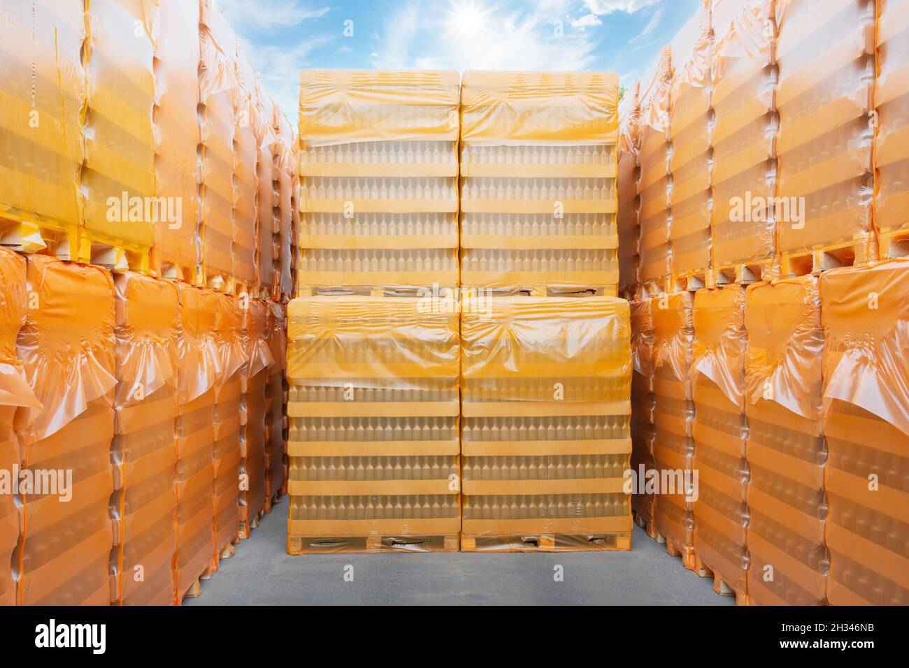 Pallet of glass bottles hi-res stock photography and images - Alamy