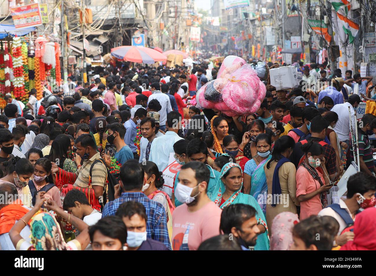 New Delhi, India. 24th Oct, 2021. Crowds of people seen shopping at ...