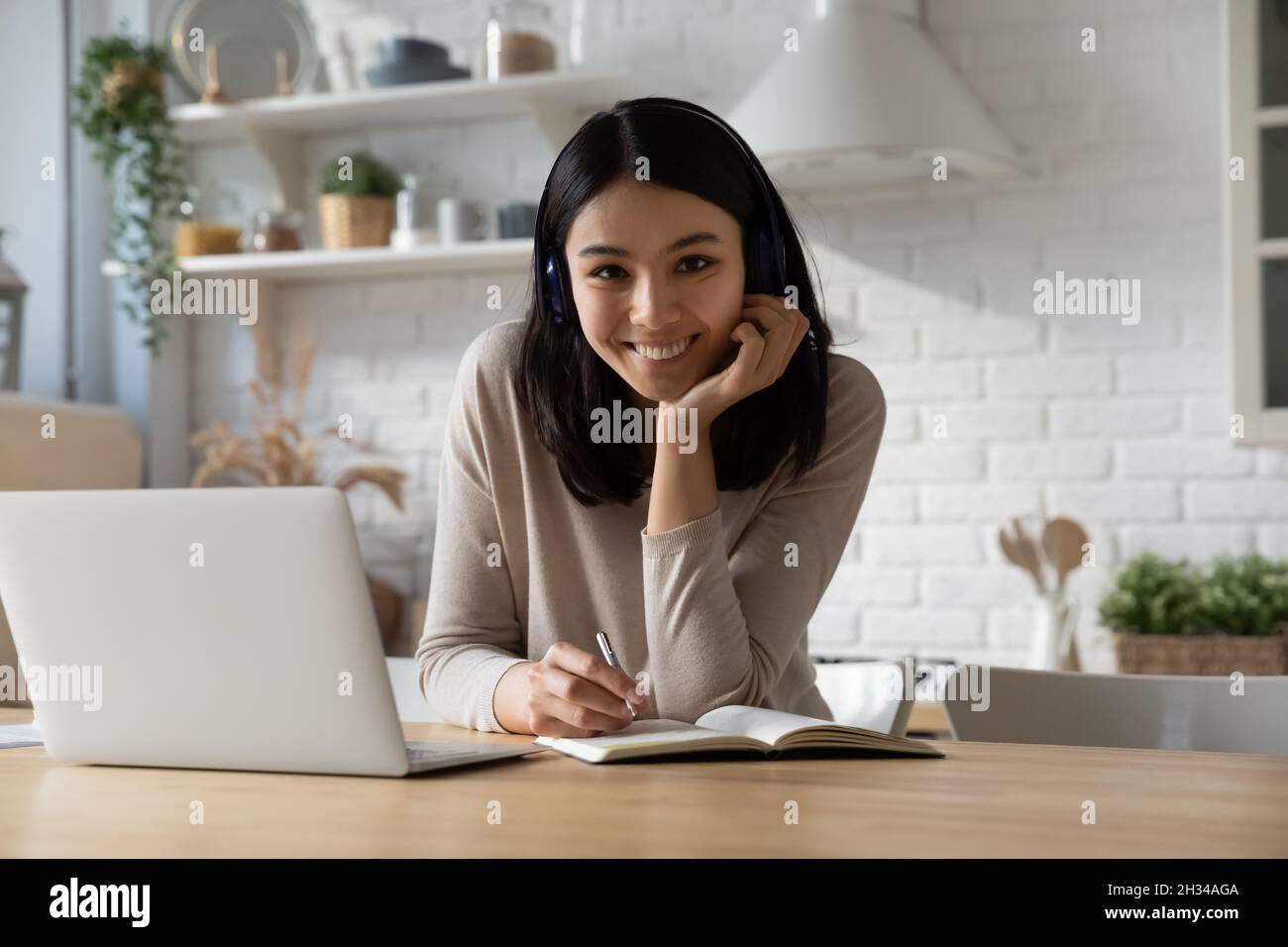 Asian race hi-res stock photography and images - Alamy