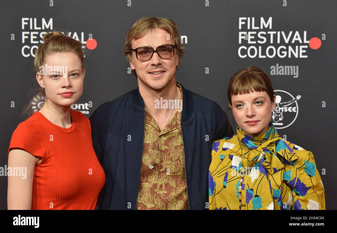 Cologne, Germany. 24th Oct, 2021. Actors Emma Bading, Albrecht Schuch ...