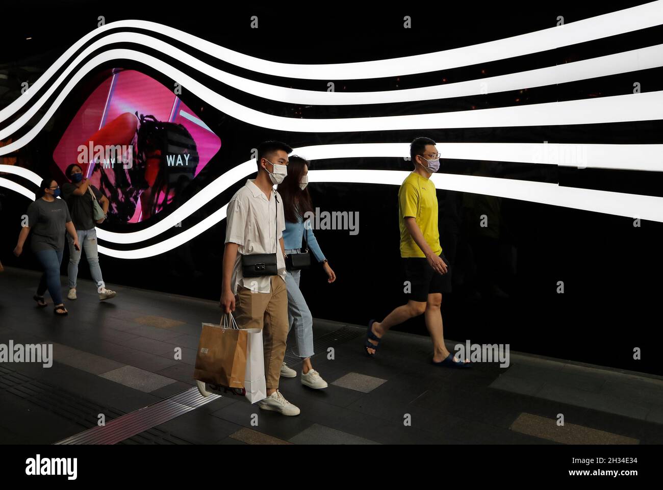 Kuala Lumpur, Malaysia. 24th Oct, 2021. Pedestrians wearing face masks ...