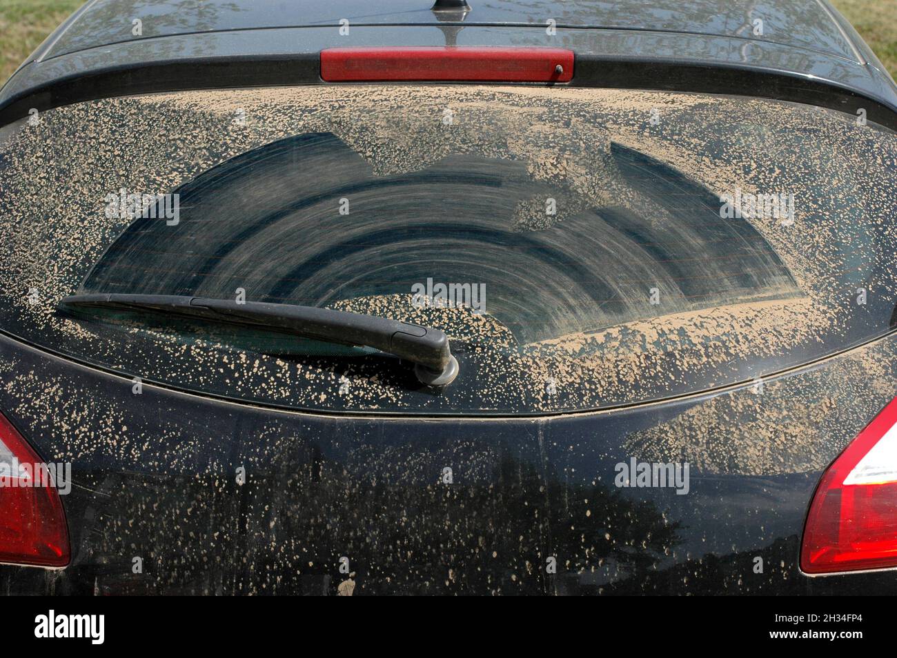 Car mud windshield hi-res stock photography and images - Alamy