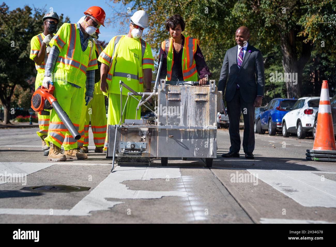 UNITED STATES - OCTOBER 25: D.C. Mayor Muriel Bowser helps paint a ...