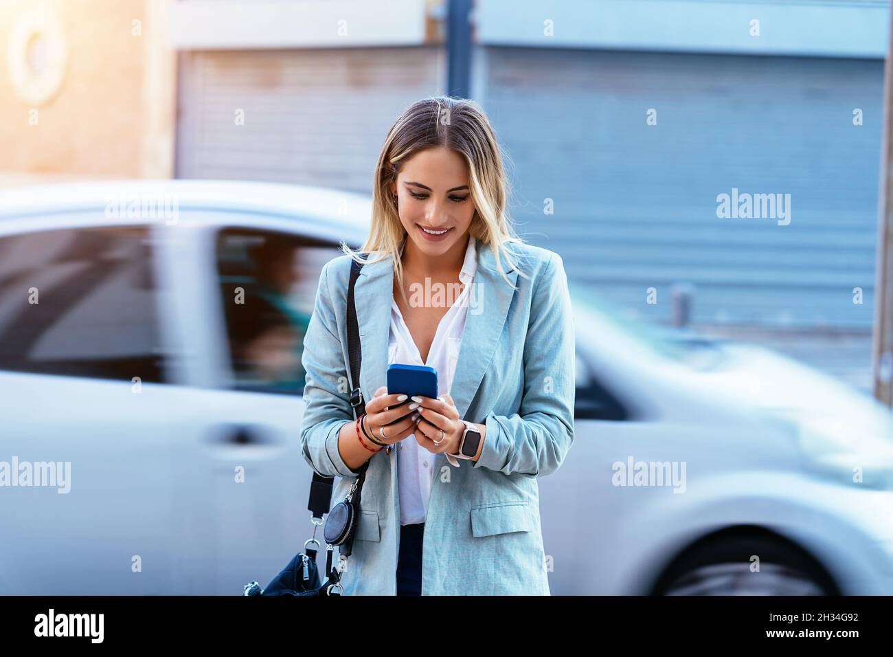 Browsing cellphone hi-res stock photography and images - Alamy
