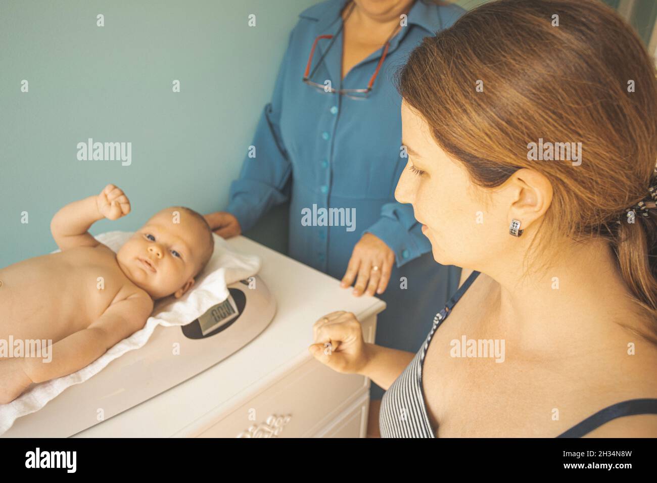 Newborn baby on weight scale close up Stock Photo - Alamy