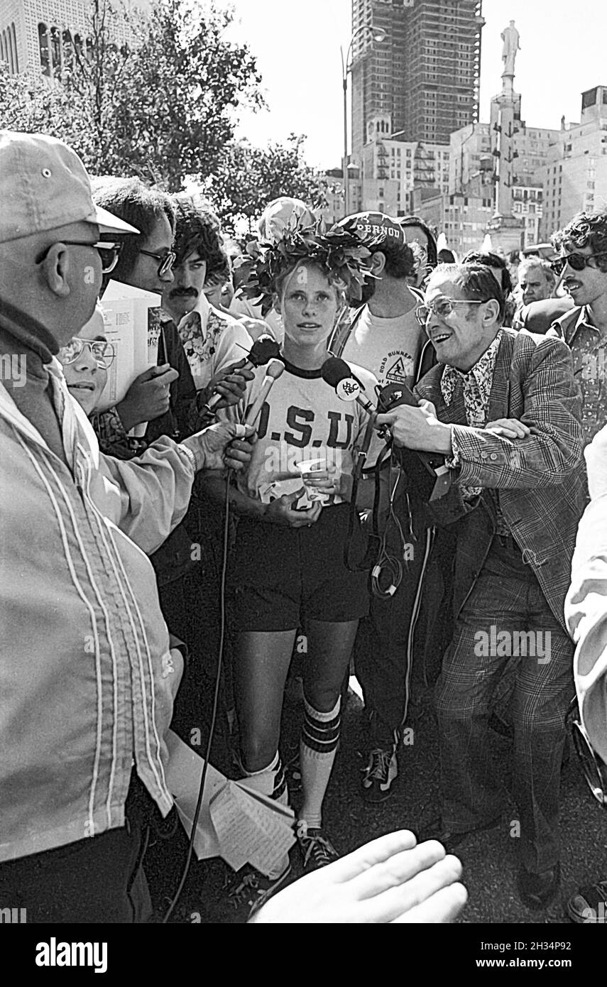 Kim Merritt after winning the 1975 New York City Marathon talks to ...
