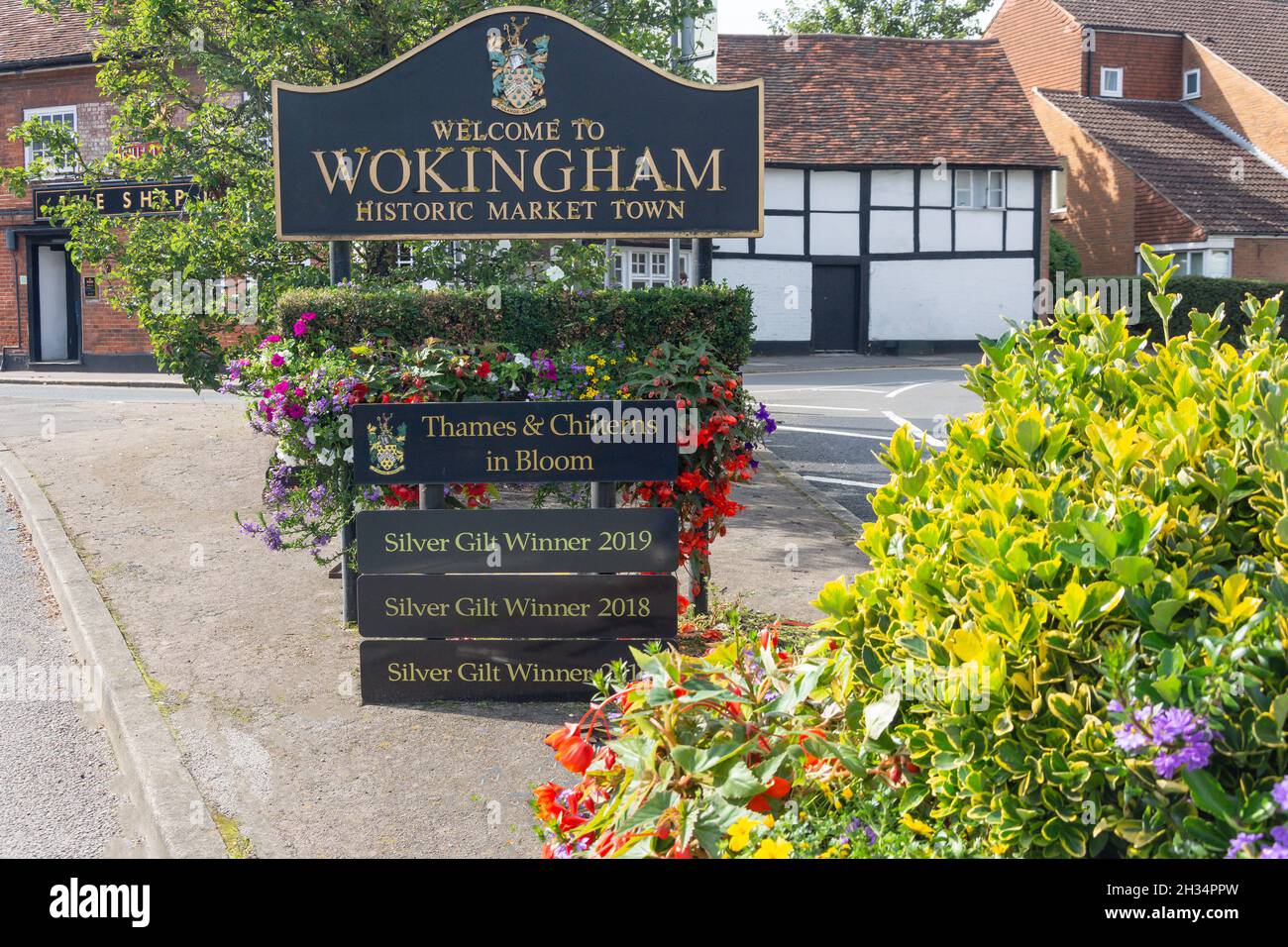 'Welcome to Wokingham' sign, London Road, Wokingham, Berkshire, England ... 'Welcome to Wokingham' sign, London Road, Wokingham, Berkshire, England ...