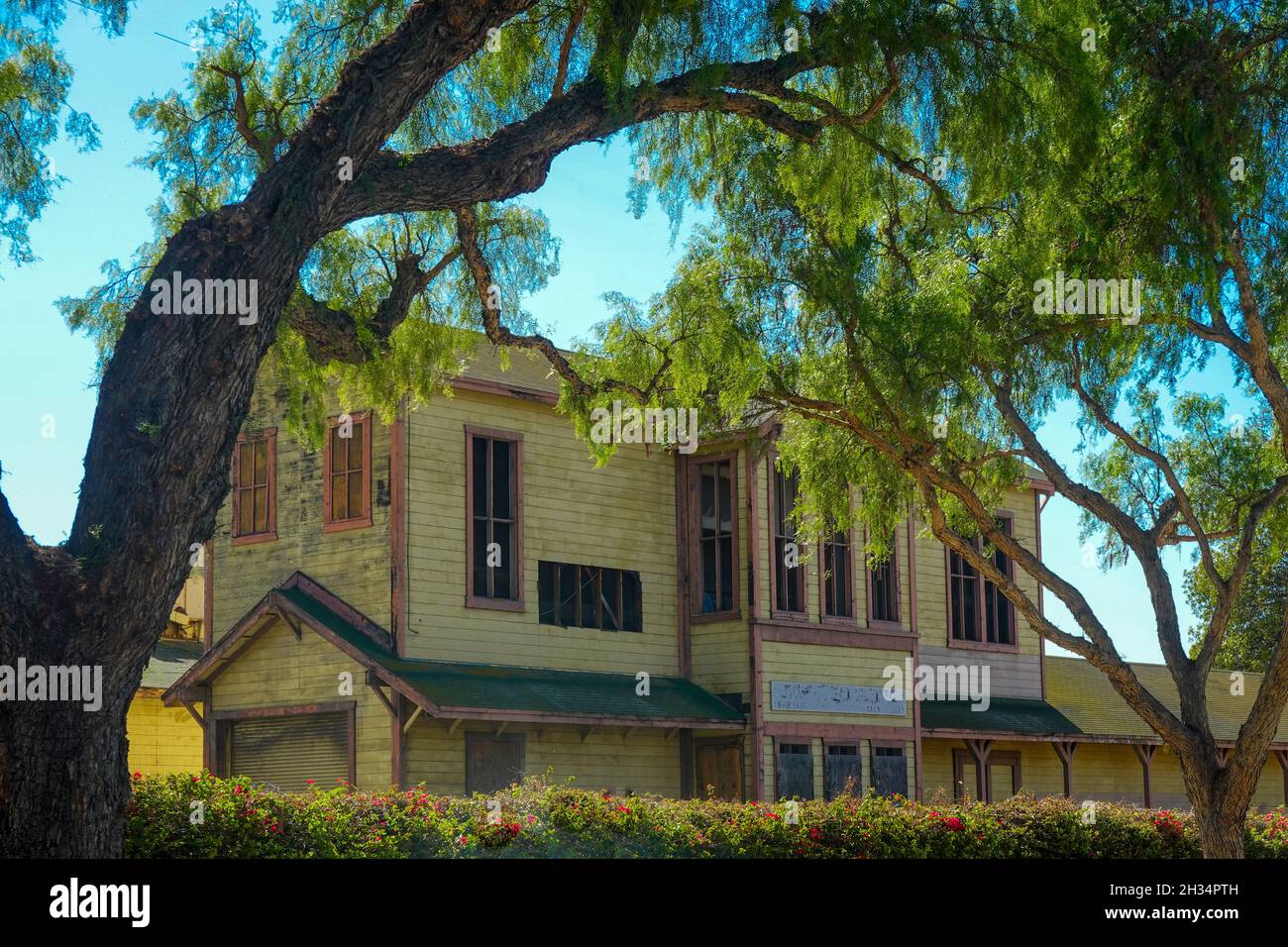 Ruin railway station building hi-res stock photography and images - Alamy