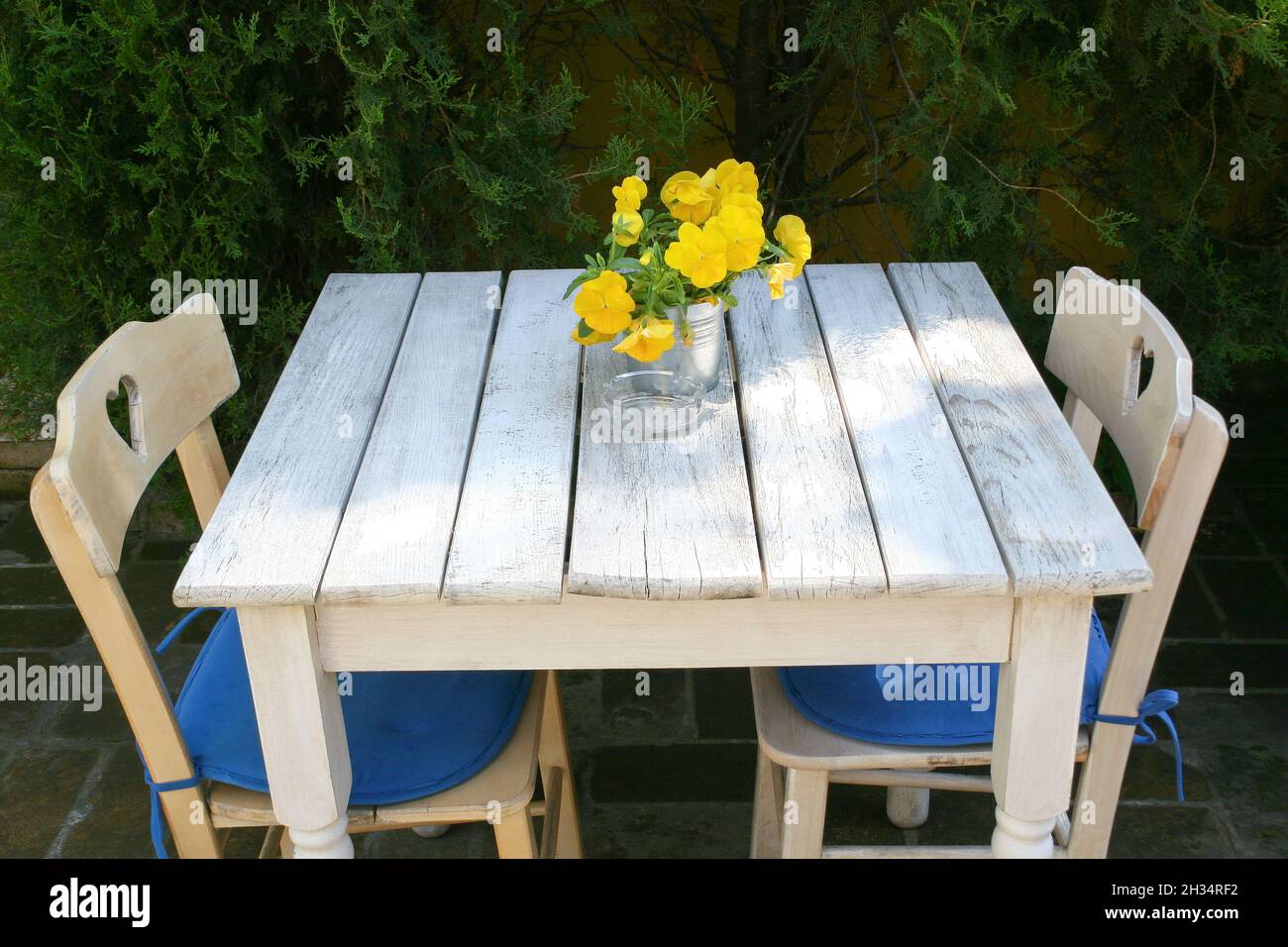 Two chairs little table hi-res stock photography and images - Alamy