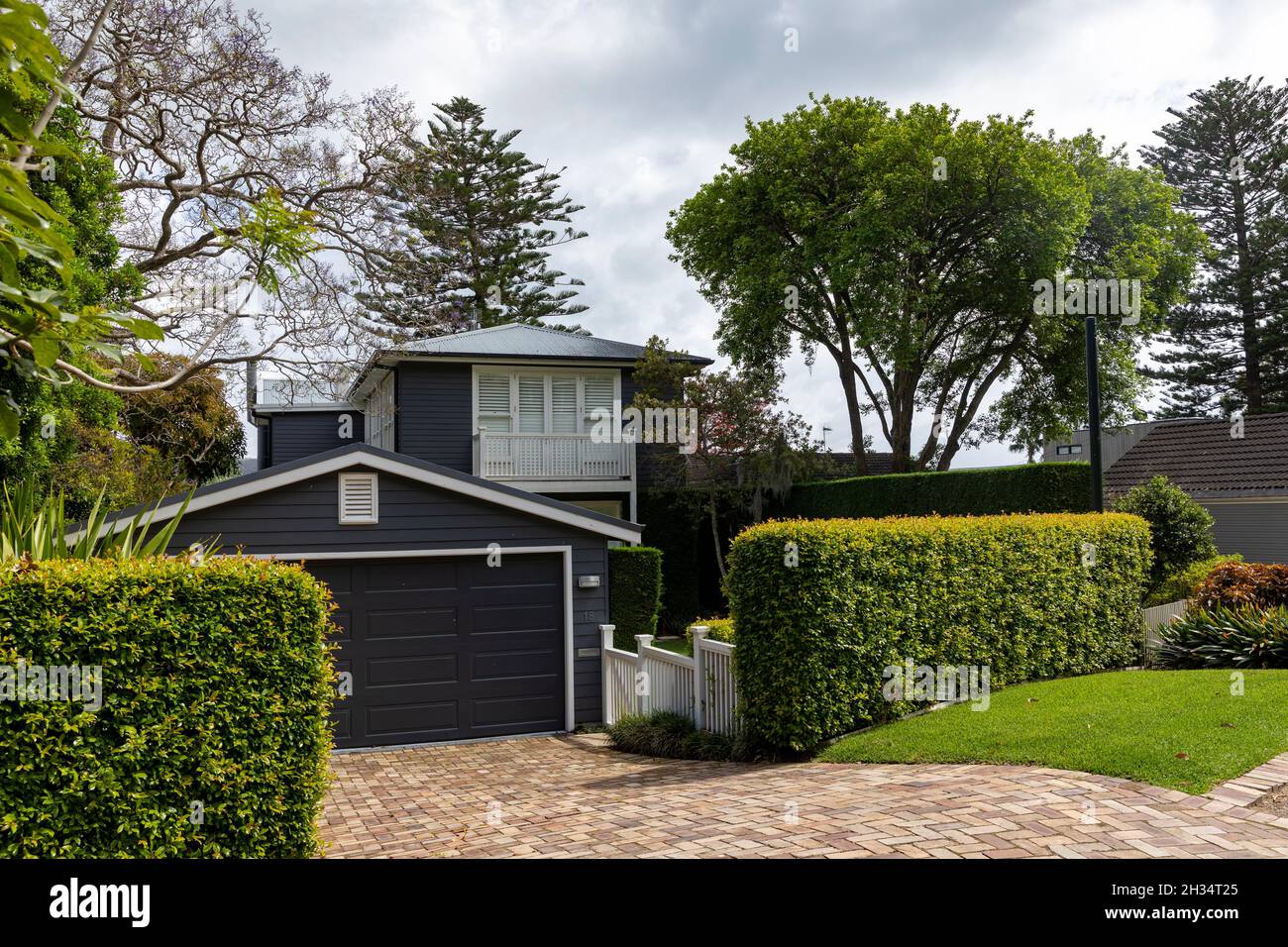 Detached house double garage hi-res stock photography and images - Alamy