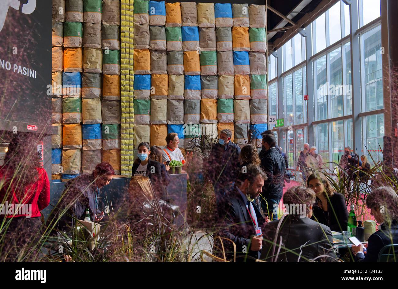 Rho fiera, Milan - 25 October 2021: a chef explains to visitors the use ...