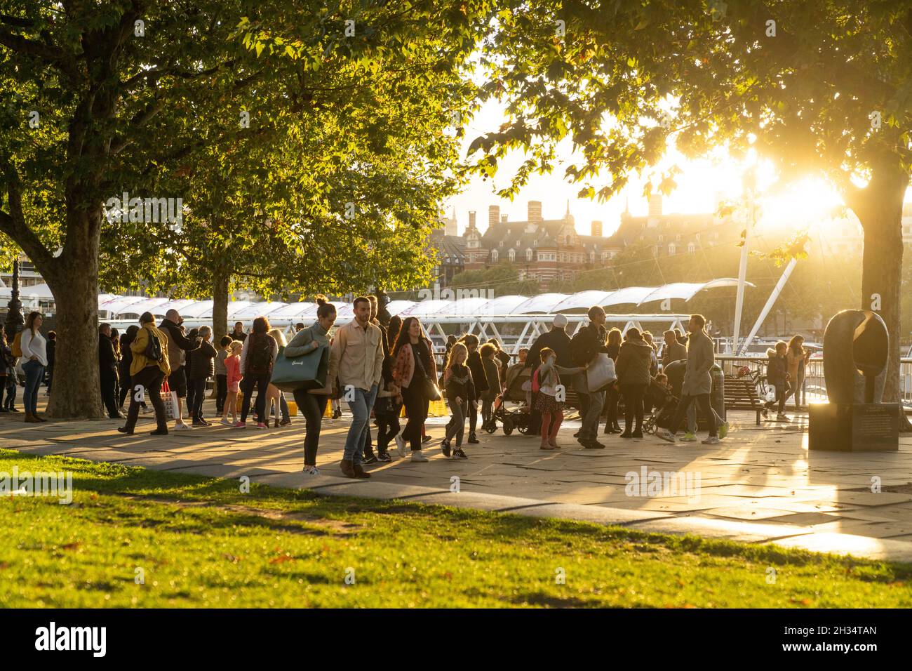 The Queen's Walk, south bank, waterloo, London, england Stock Photo - Alamy