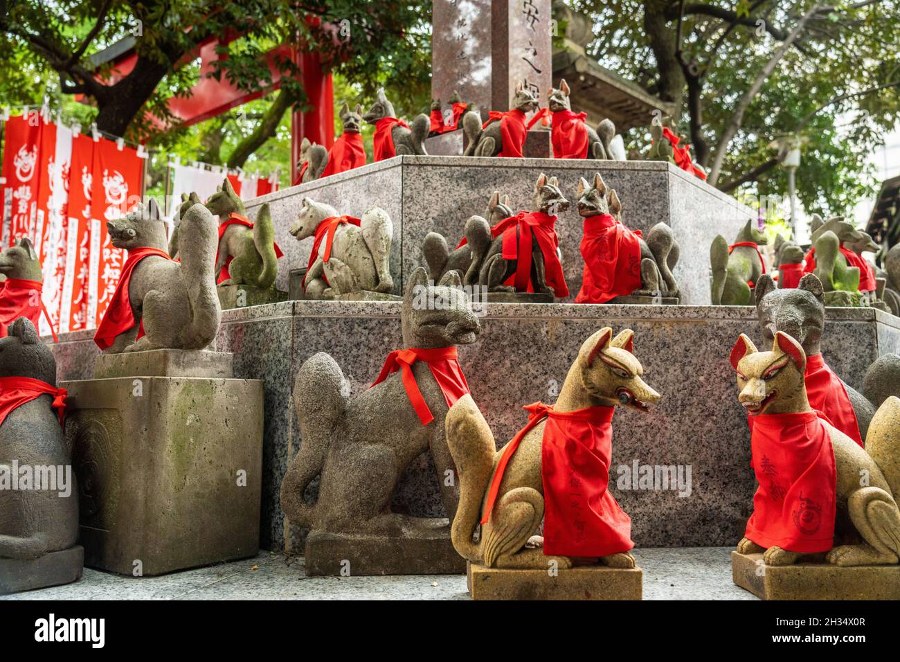 Reikyo Zuka or the Hill of Foxes at the Toyokawa Inari Betsuin temple ...