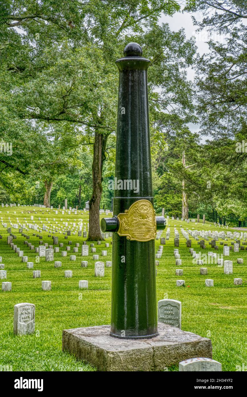 Cannon Monument and gravesites in the Shiloh National Cemetery located ...