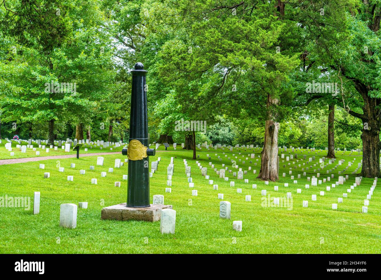 Cannon Monument and gravesites in the Shiloh National Cemetery located ...