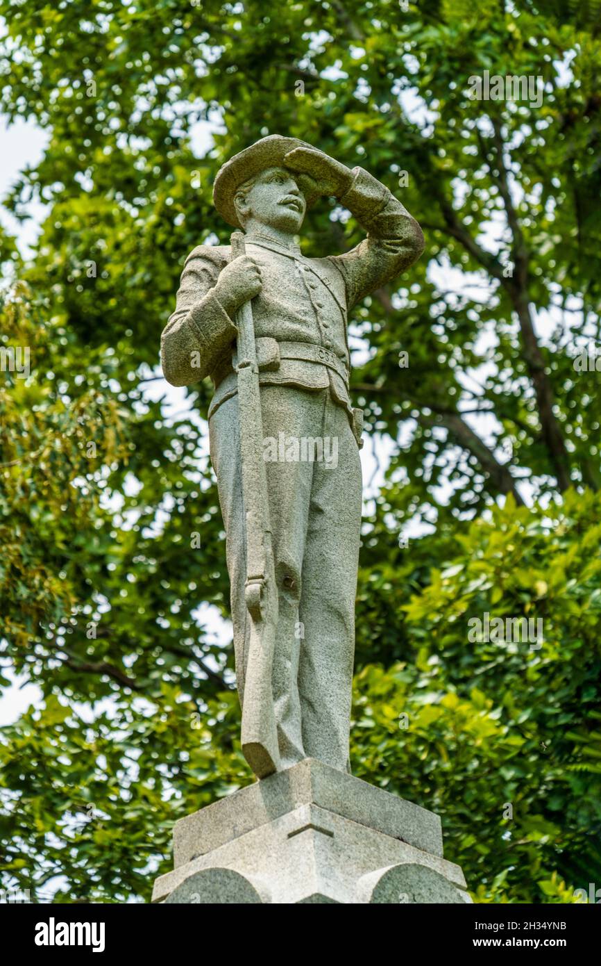 Saluting soldier on the Arkansas Monument at the battlefield of Shiloh ...