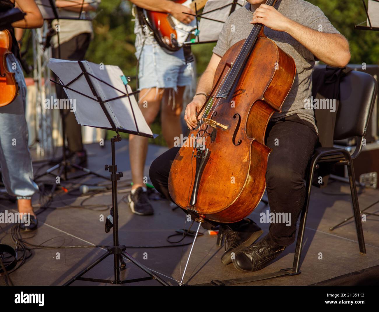 Violoncello player hi-res stock photography and images - Alamy