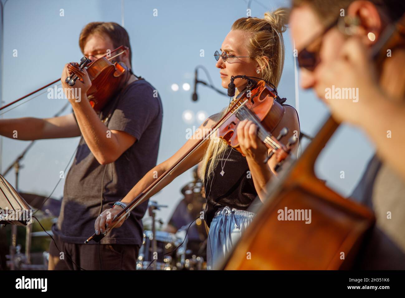 Male female musician violin hi-res stock photography and images - Alamy