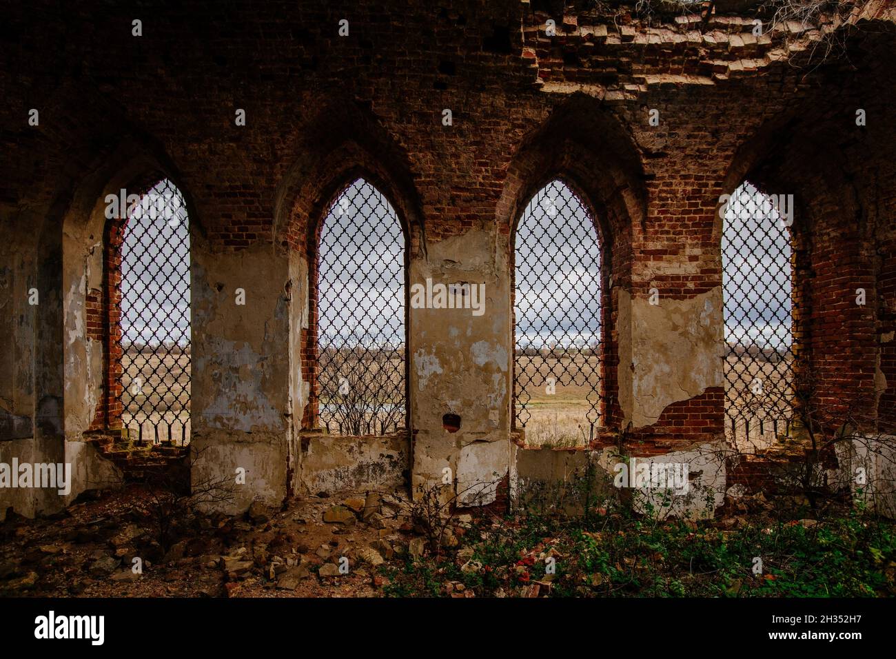 Gothic mansion red room hi-res stock photography and images - Alamy