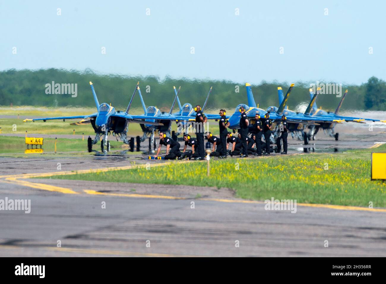 (U.S. Navy photo by Mass Communication Specialist 1st Class Bobby ...