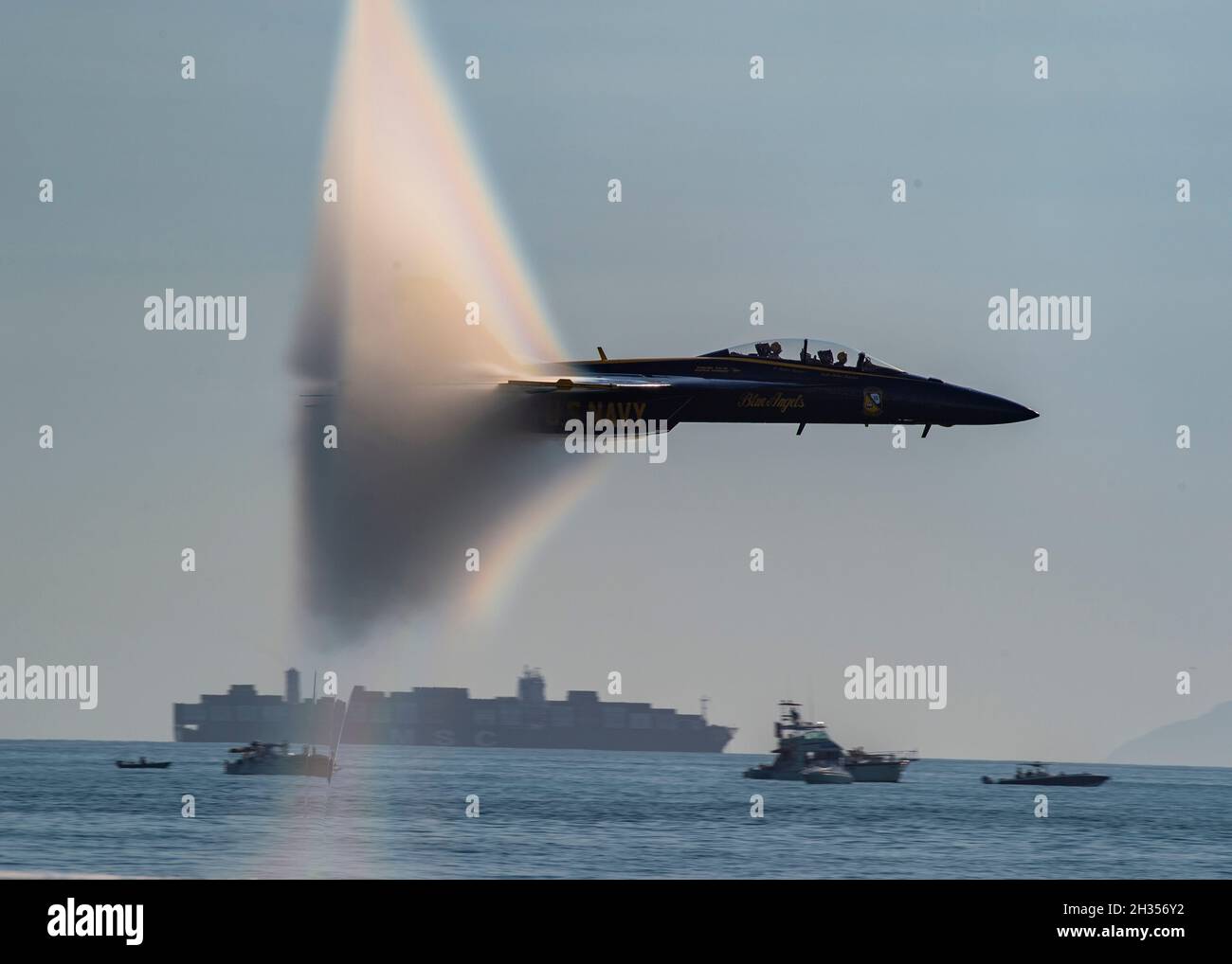 (U.S. Navy photo by Mass Communication Specialist 1st Class Bobby ...