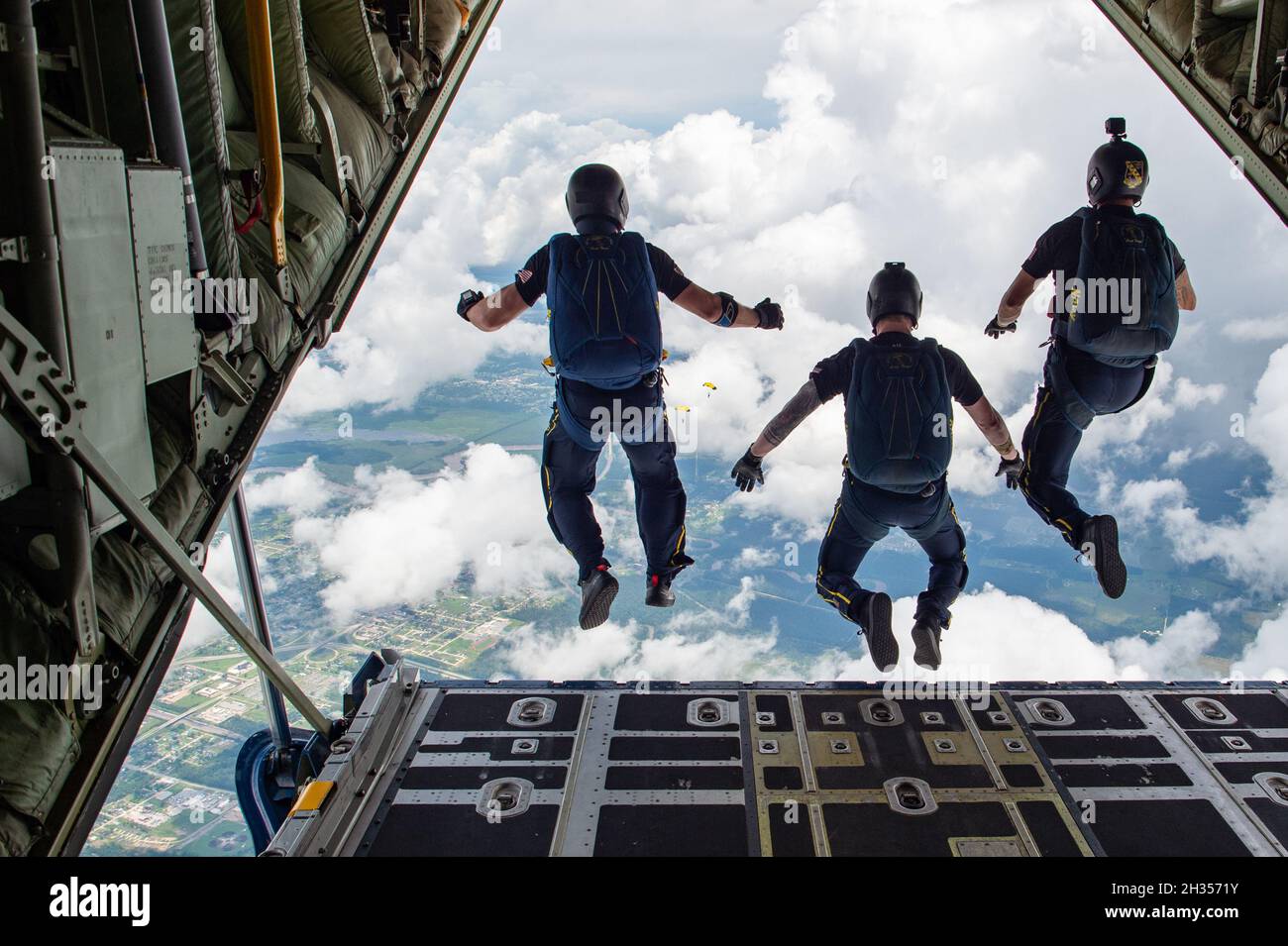 (U.S. Navy photo by Mass Communication Specialist 1st Class Bobby ...