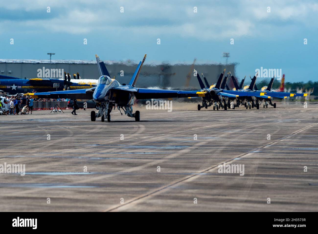 (U.S. Navy photo by Mass Communication Specialist 1st Class Bobby ...