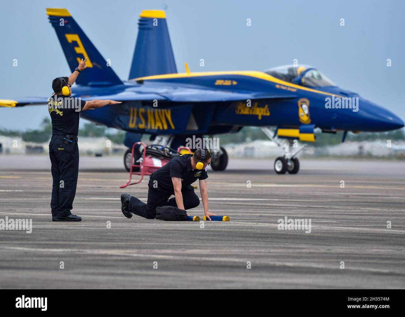 (U.S. Navy photo by Mass Communication Specialist 1st Class Bobby ...