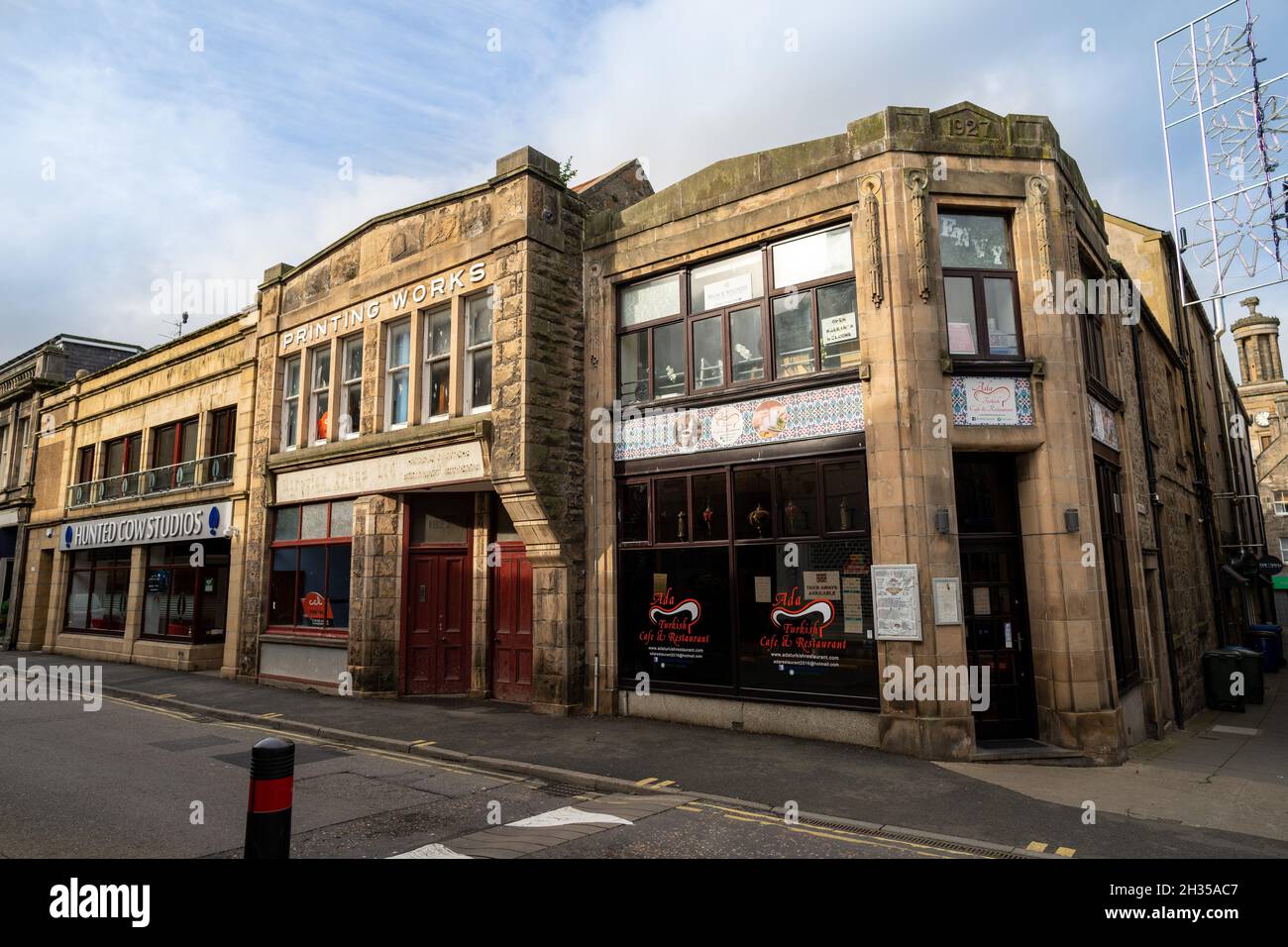 Street scene with sculpture on the Plainstones. High Street, Royal ...