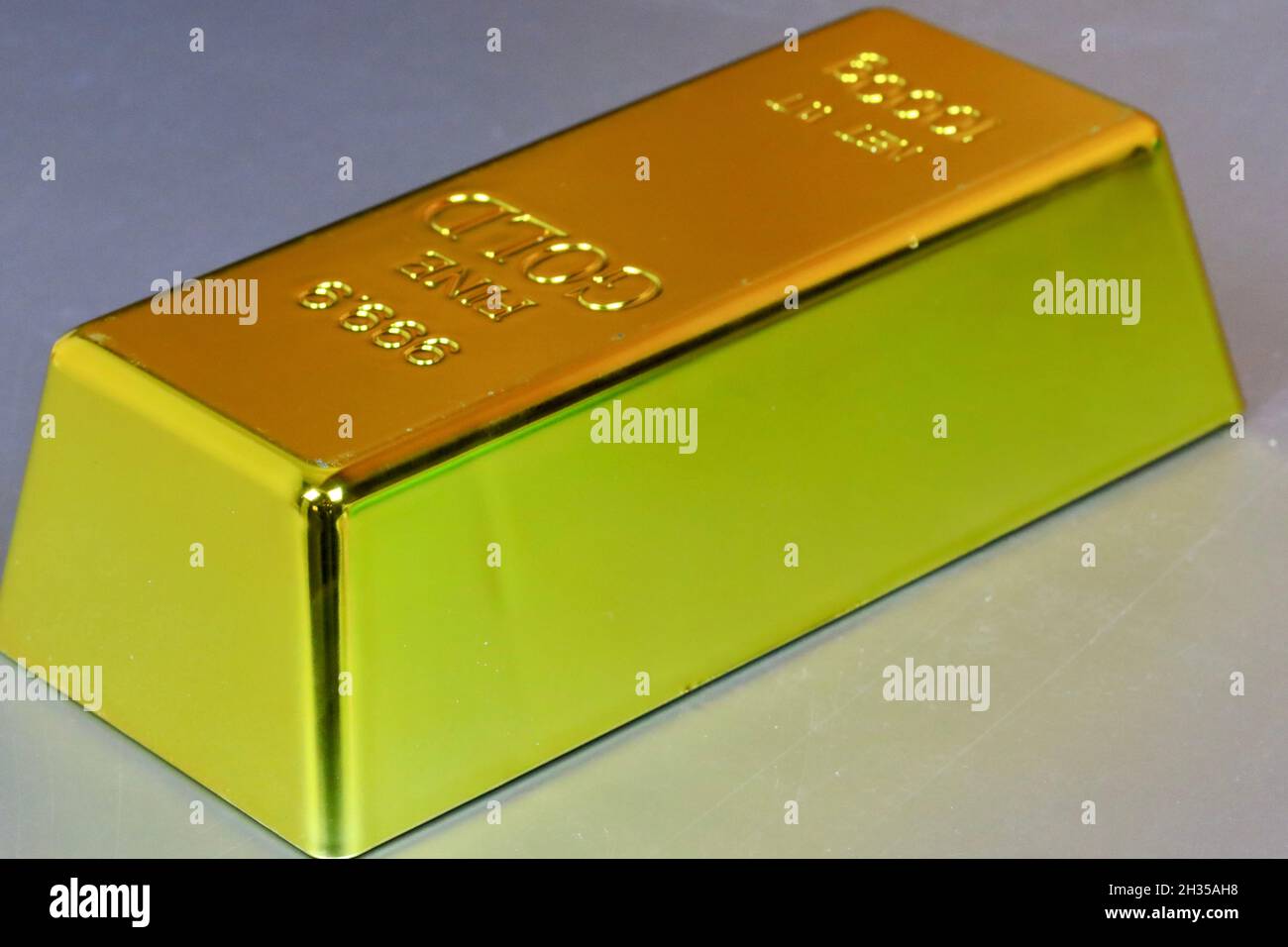 Solid gold bar hi-res stock photography and images - Alamy