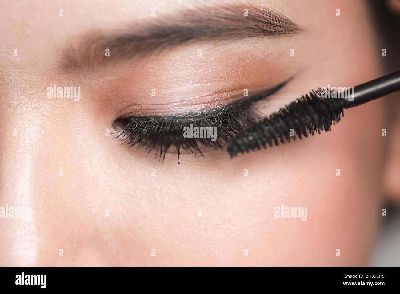 Using mascara hi-res stock photography and images - Alamy