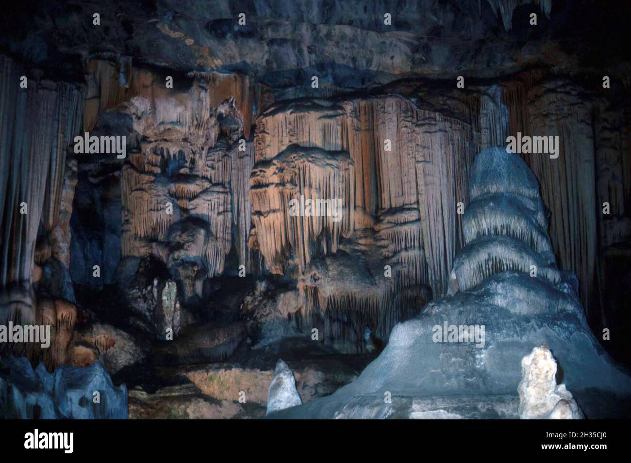 Stalactites and stalagmites in cave, Throne Room, Cango Caves ...