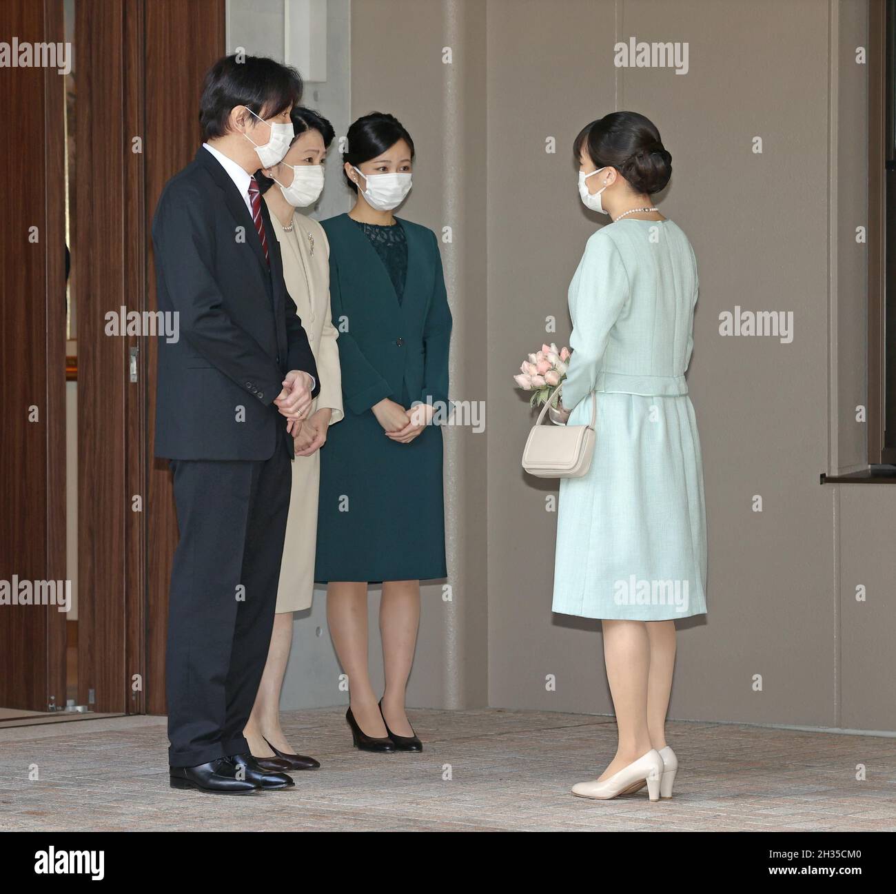 Japanese Princess Mako (R) leaves her family's residence in the Akasaka ...