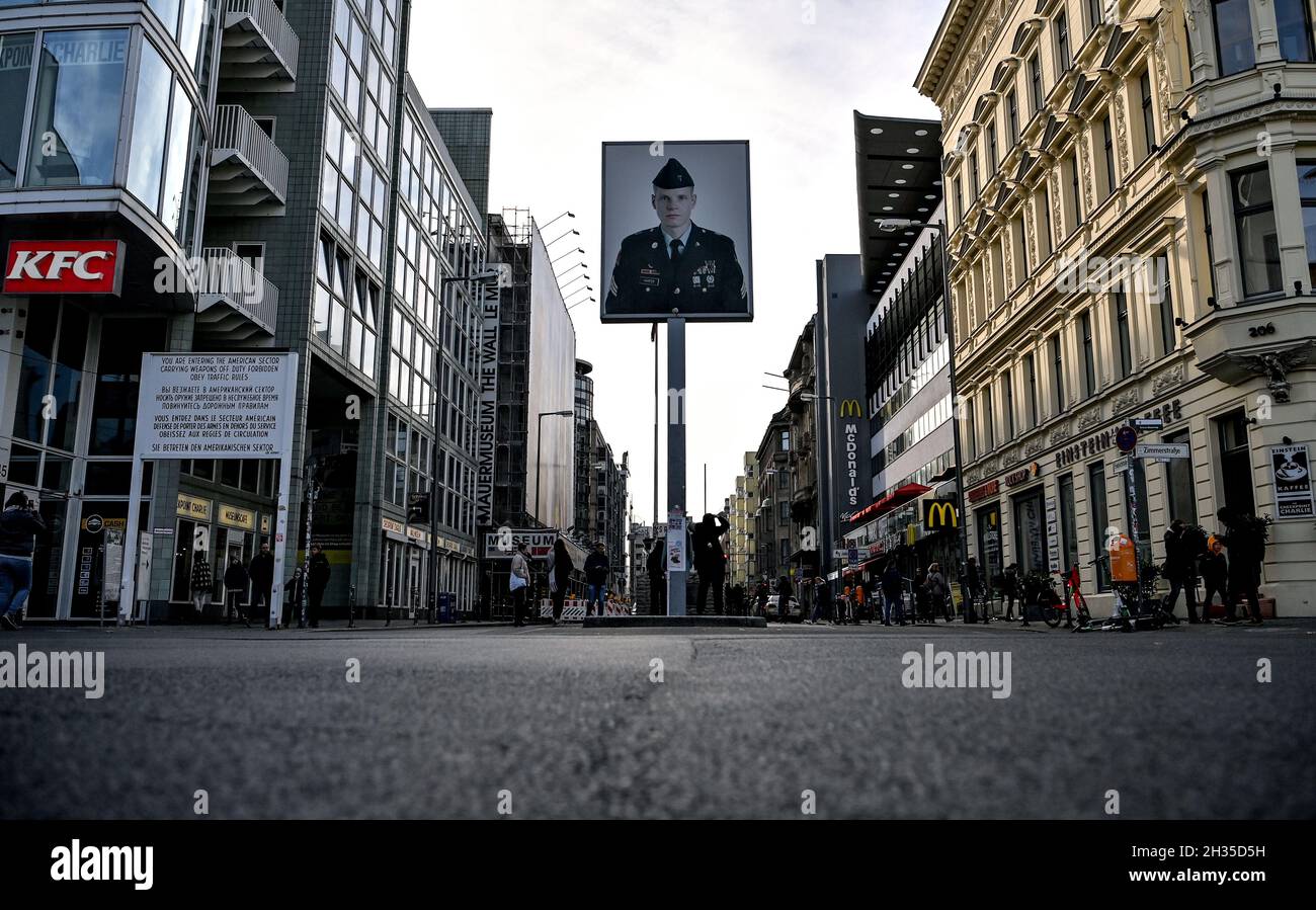 Berlin, Germany. 25th Oct, 2021. View of the crossing at Checkpoint ...