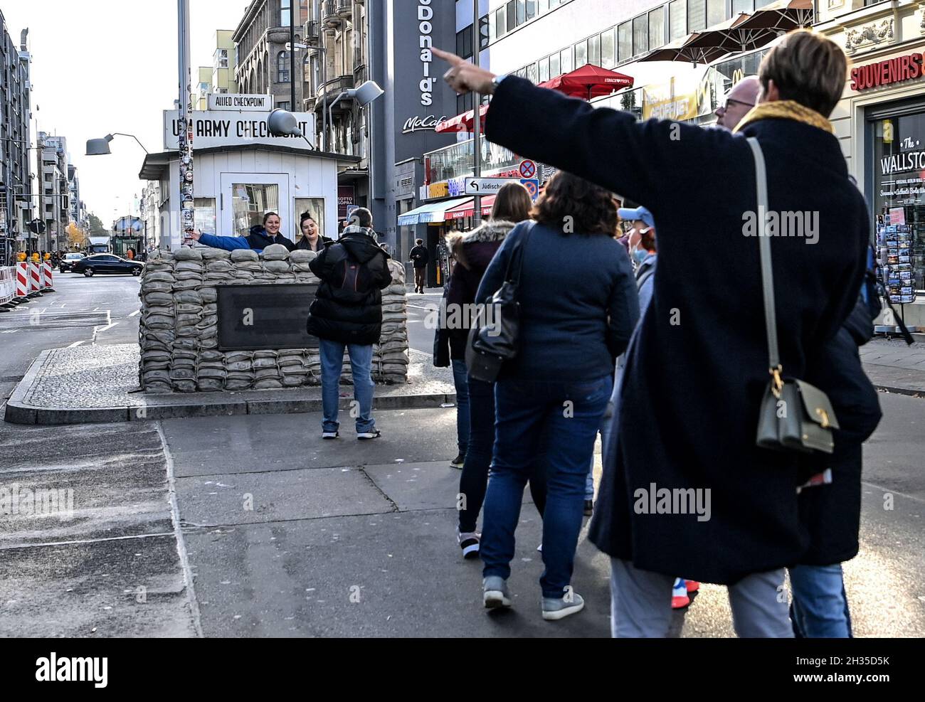 Berlin, Germany. 25th Oct, 2021. Tourists line up for a selfie at the ...