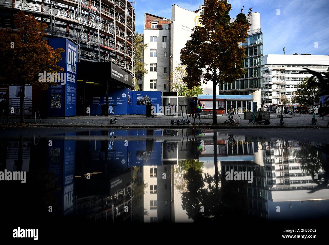 Berlin, Germany. 25th Oct, 2021. View of the crossing at Checkpoint ...