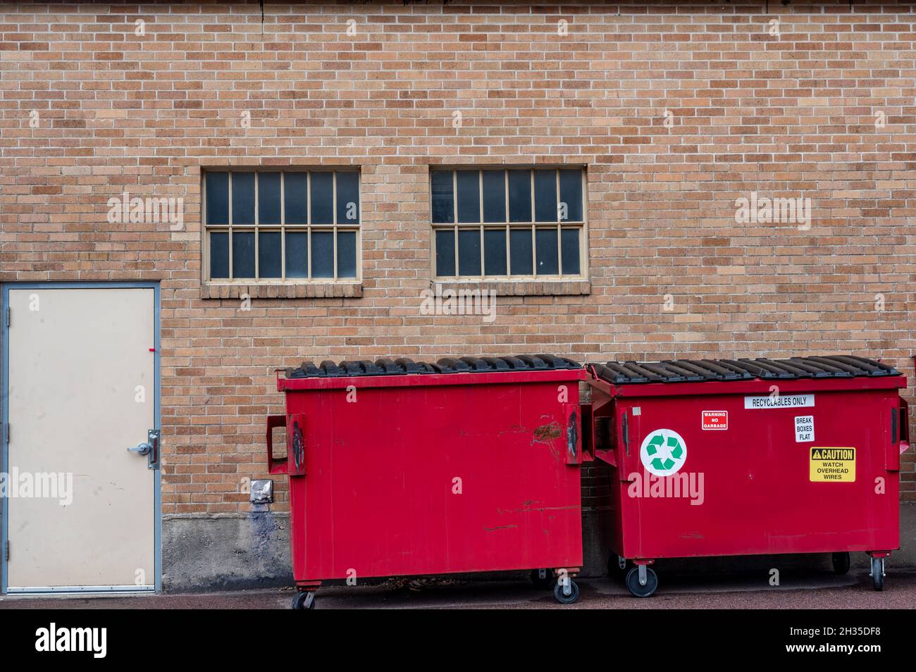 Service alley trash hi-res stock photography and images - Alamy