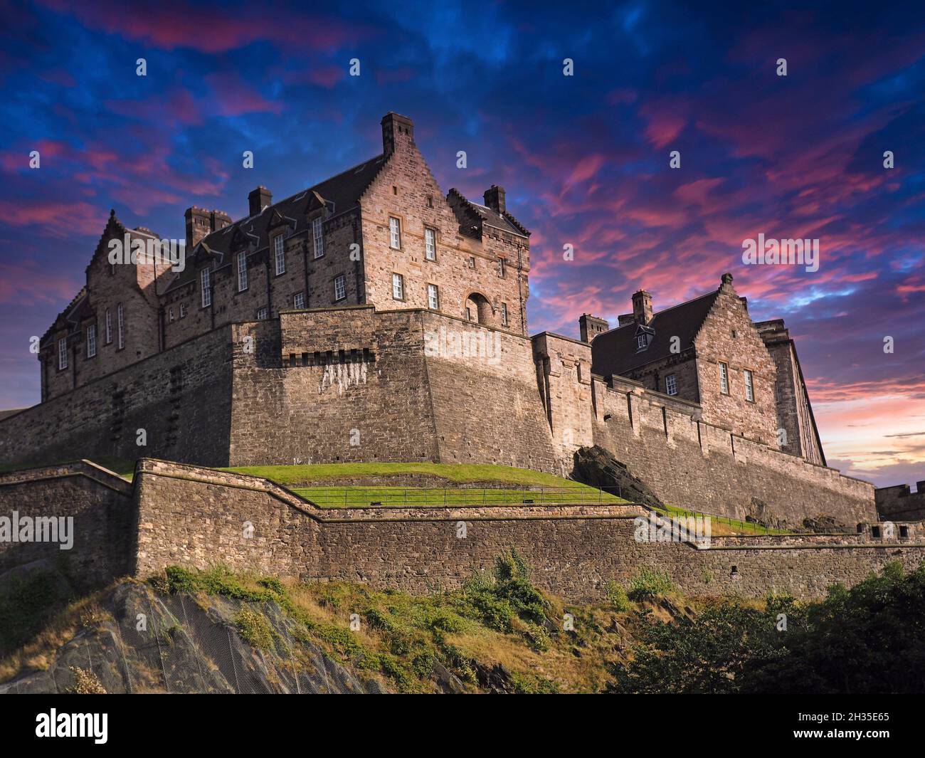 Dramatic castle hi-res stock photography and images - Alamy