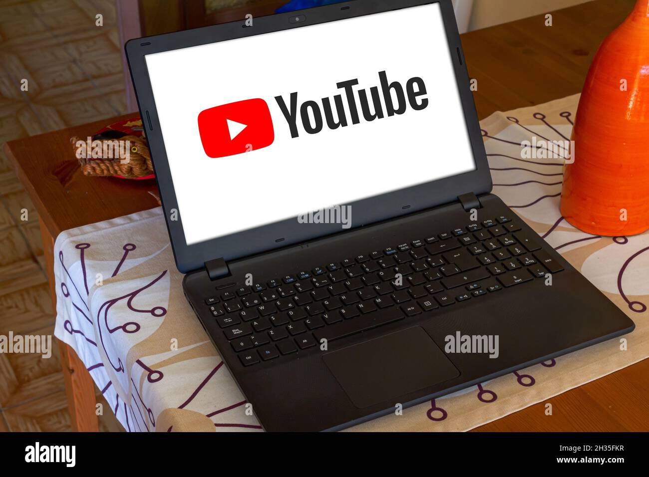 Notebook with Youtube logo, youtube logo on laptop screen Stock Photo ...