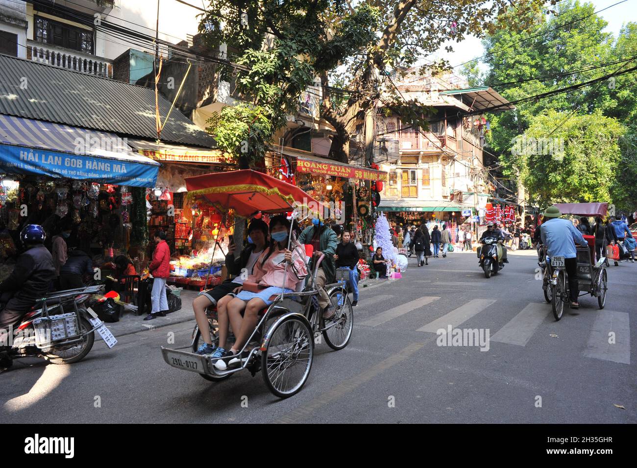 Old quarter hanoi street architecture hi-res stock photography and ...