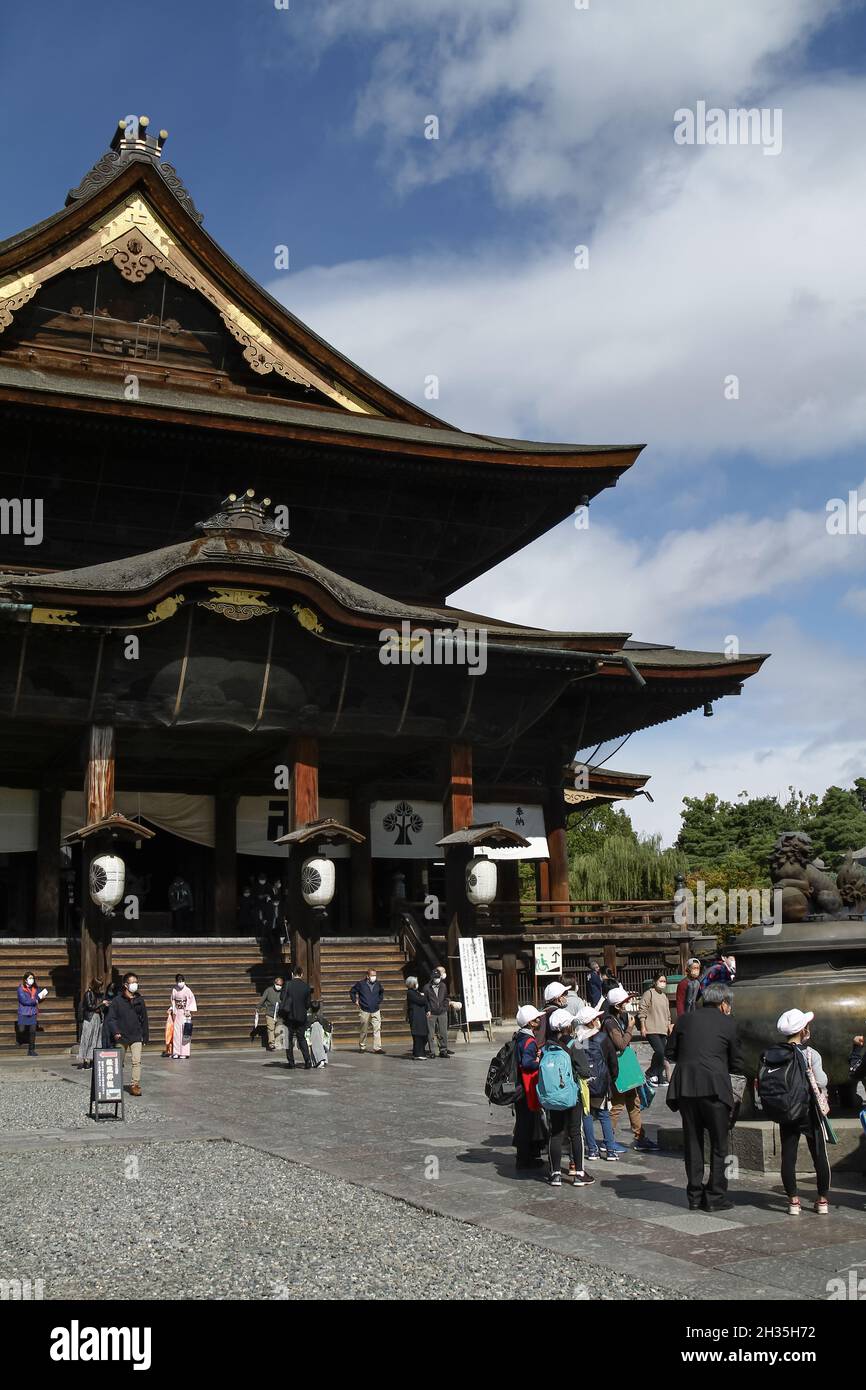 Worship at zenkoji hi-res stock photography and images - Alamy