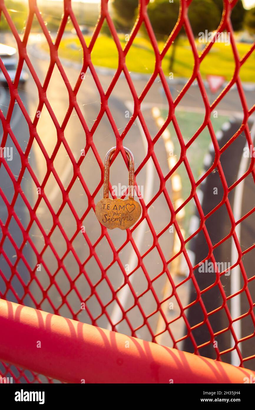 Red mesh fence with "te amo" padlock Stock Photo - Alamy