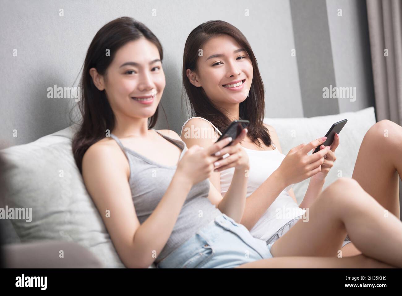 Young friends camera phones hi-res stock photography and images - Alamy