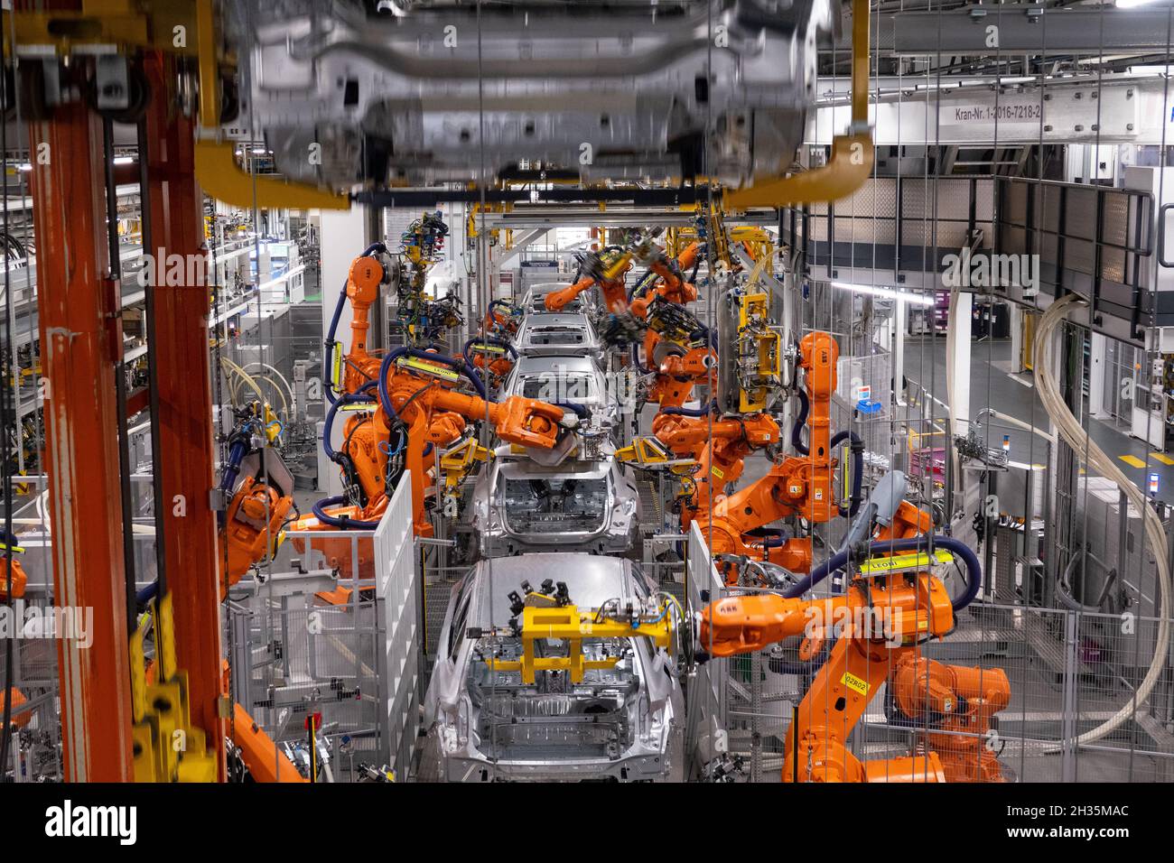 Munich, Germany. 22nd Oct, 2021. Robots from ABB work on the bodywork ...