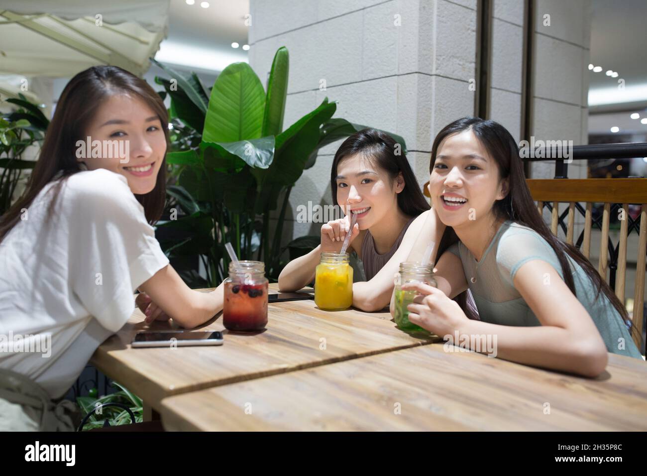 Best friends chatting hi-res stock photography and images - Alamy