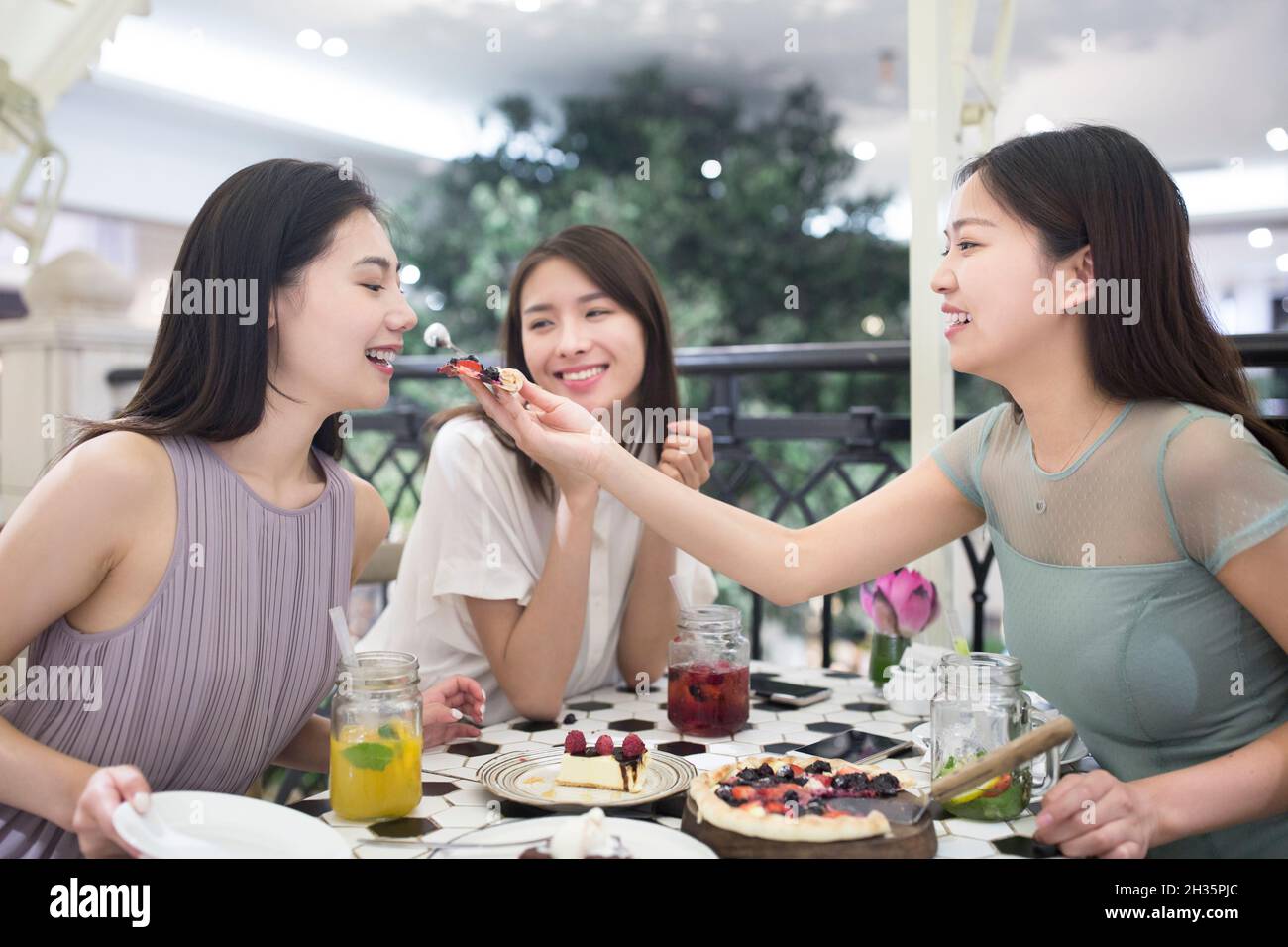 Getting your cake and eating it hi-res stock photography and images - Alamy