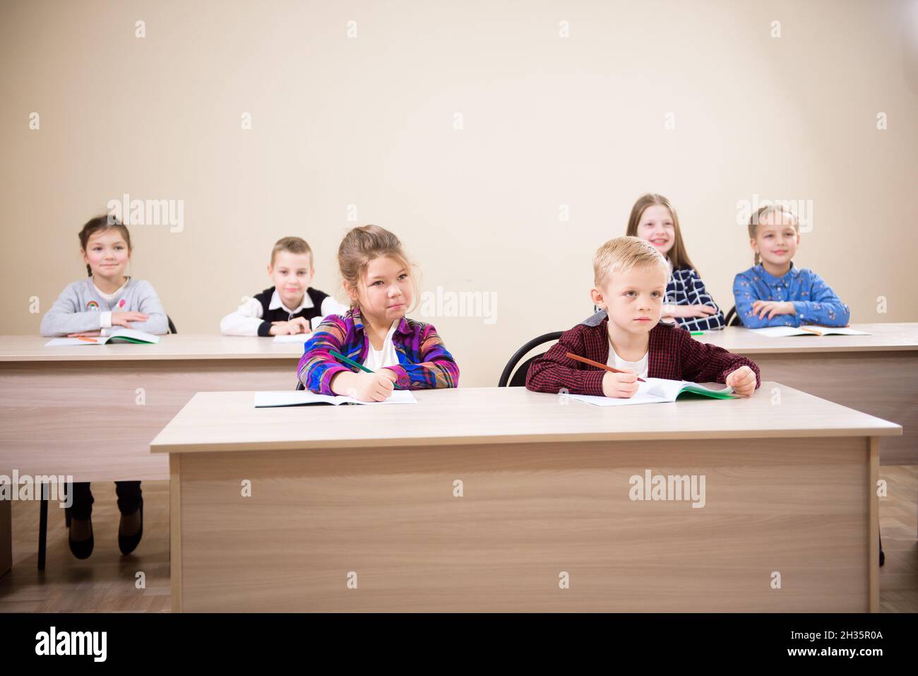 Primary school children work together in class Stock Photo - Alamy