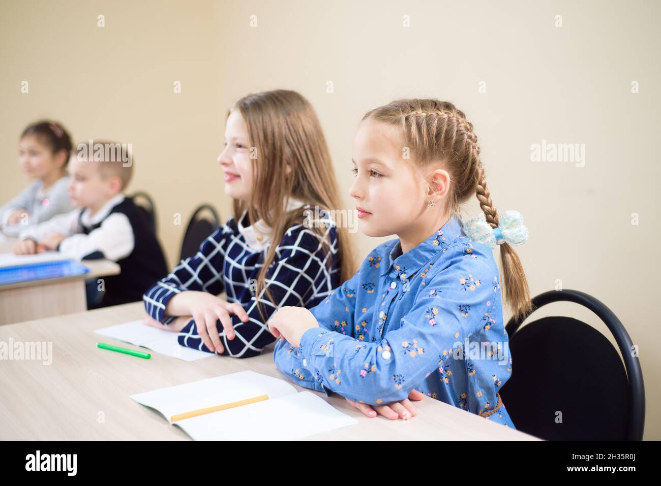 Primary school children work together in class Stock Photo - Alamy